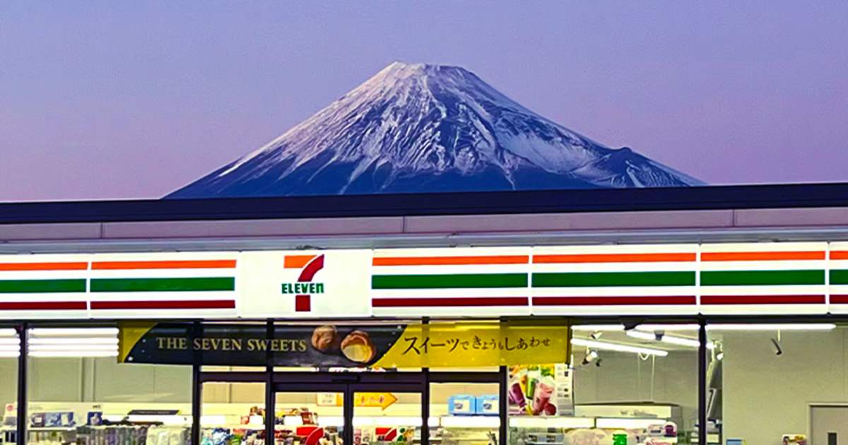 [Mount Fuji, Hakone, Kawaguchiko, and Flower Viewing] 7-11 Convenience ...